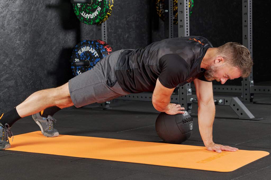 Get a Rock-Solid Core With These Med Ball Workouts | Mirafit